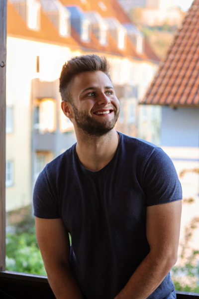 Bestelle ein persönliches Video von Simon Hirschmann